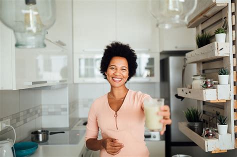 집에서 영양 아침 식사를 준비하는 행복한 아프리카 계 미국인 여성의 초상화 성년 여자에 대한 스톡 사진 및 기타 이미지 성년 여자 40 44세 가정 생활 Istock