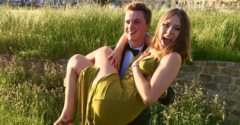 Here Are The Exact Words You Need To Include In Your Tinder Bio To Get Hundreds Of Matches