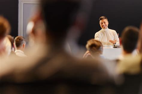 컨벤션 센터에서 열린 세미나에서 행복한 중국 대중 연설자 세미나에 대한 스톡 사진 및 기타 이미지 세미나 스피커 연설가