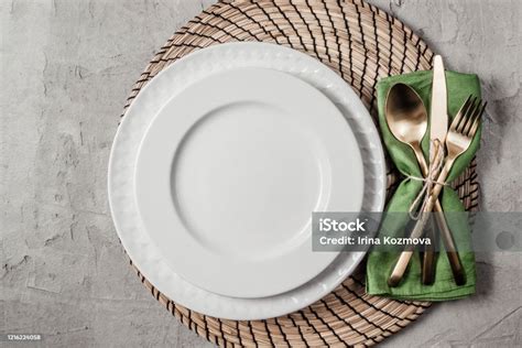흰색 빈 접시 콘크리트 배경에 황금 칼붙이와 녹색 냅킨 우아한 휴가 테이블 설정 플랫 레이 공간을 복사합니다 맨 위 보기 0명에 대한 스톡 사진 및 기타 이미지 Istock