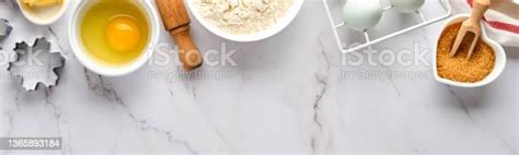 흰색 대리석 테이블에 밀가루 계란 주방 도구 기구 및 쿠키 금형으로 베이킹 배경 맨 위 보기입니다 플랫 레이 스타일 모의 주방 조리대에 대한 스톡 사진 및 기타 이미지