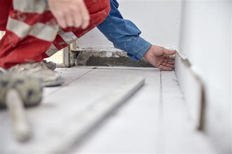 바닥과 벽에 새로운 타일을 배치 전문 세라믹 타일 남자 노동자 건설 산업에 대한 스톡 사진 및 기타 이미지 건설 산업 육체 노동자 가정용 시설 Istock