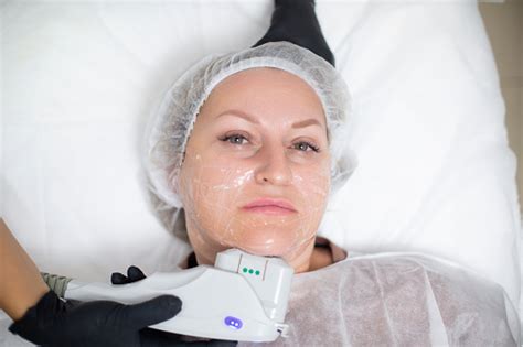 미용실에 있는 한 여성이 Smas 리프팅 절차를 받습니다 비 수술 초음파 안면 리프트 젊어짐 보습 주름 제거 피부 톤 및 탄력 2명에 대한 스톡 사진 및 기타 이미지