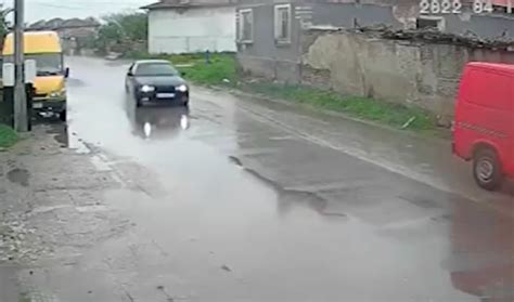 Пиян шофьор заби колата си в ограда на къща в Пловдивско видео