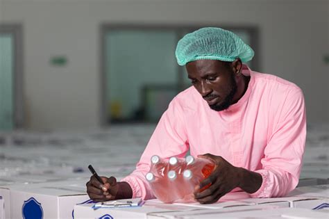 아프리카 남성 공장 노동자 클립 보드에 쓰기 및 음료 공장에서 제품의 재고에 대 한 바질 씨 음료의 포장 을 들고 생활필수품에 대한 스톡 사진 및 기타 이미지 Istock