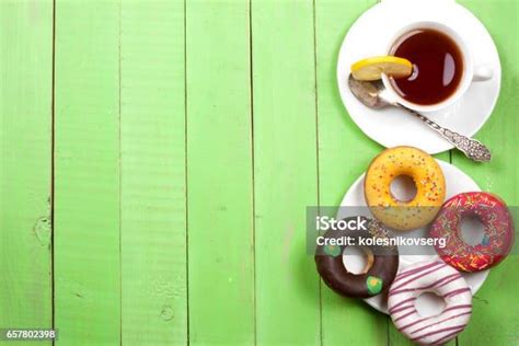 녹색 나무 배경 텍스트 복사 공간에 차 한잔과 함께 유약된 도넛 상위 뷰 0명에 대한 스톡 사진 및 기타 이미지 0명 공란