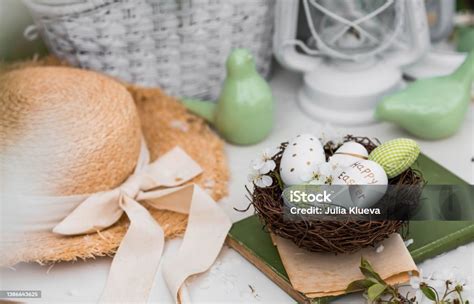 기치 흰 녹색 계란 둥지에 벚꽃 오래된 책과 흰색 나무 테이블에 도자기 새 빈티지 스타일의 행복한 부활절 날 2022 축제 카드 0명에 대한 스톡 사진 및 기타 이미지