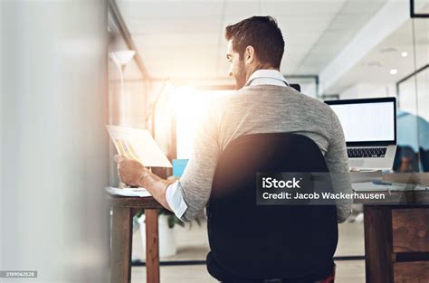 사업가 프로젝트 피드백을 위한 연구 자료가 있는 문서 및 노트북과 사무실에서 보고서를 위한 이메일 알림 남성 사람 컴퓨터 및