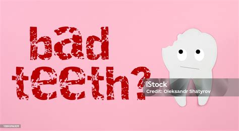 치과 치료 충치 복사 공간의 개념 흰색 치아는 비문 나쁜 치아와 분홍색 배경에 충치의 장소를 본다 0명에 대한 스톡 사진 및 기타 이미지 Istock