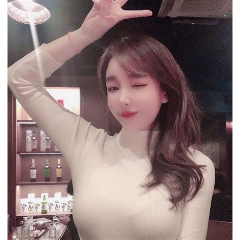辣美乳運動正妹戴口罩拉筋誘惑乳溝看了超明顯 Cupsdaily