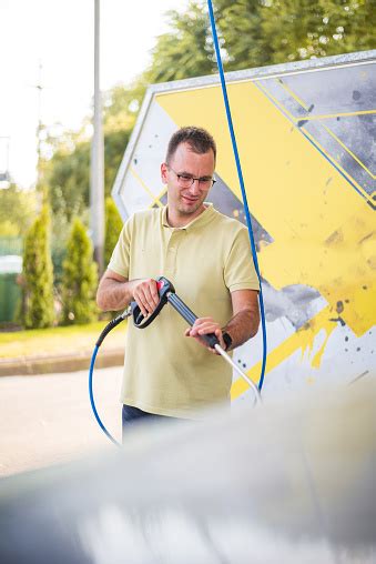 셀프 서비스 세차장에서 고압 워터 제트로 차를 씻는 남자 30 34세에 대한 스톡 사진 및 기타 이미지 30 34세 고객 고압 청소 Istock