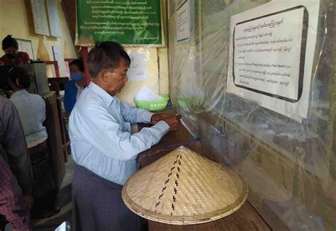 နွားထိုးကြီးမြို့နယ် မြန်မာ့စီးပွားရေးဘဏ်တွင် အငြိမ်းစားဝန်ထမ်းများအားပင်စင်လစာများထုတ်ပေး