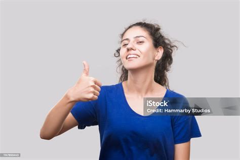 회색 배경 위에 표시 하는 행복 한 젊은 여자 몸짓 엄지 손가락의 초상화 여자에 대한 스톡 사진 및 기타 이미지 여자 놀이 엄지손가락을 위로 Istock