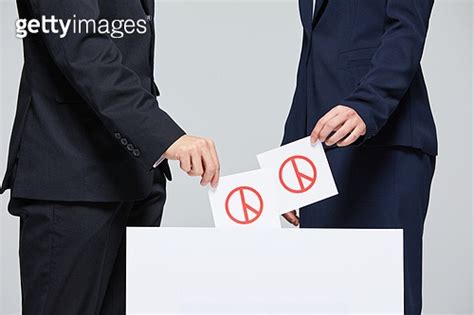 선거 투표 선거 선거권 선거 지방선거 사전투표 투표 민주주의 투표함 투표용지 투표용지 서류 이미지 Jv11978614 게티이미지뱅크