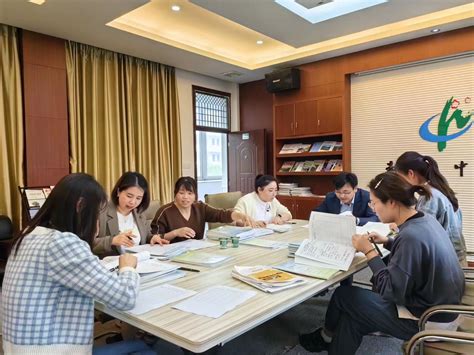 莼湖中学工会组织开展最美备课本评比活动