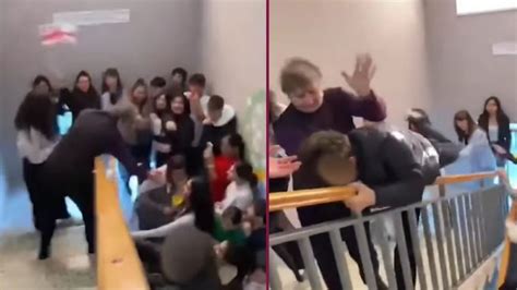 „მოსწავლეებმა დროშებით პერფორმანსი მოაწყვეს კლასში დაბრუნებისას დამლაგებელმა მათ ხელი შეუშალა