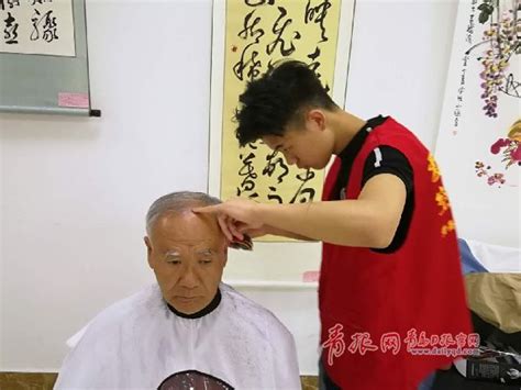 同心缘志愿服务队携理发师为老人理发 青报网 青岛日报官网