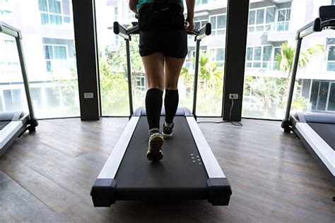 밝은 건물 배경으로 디딜 방 아에서 실행 하는 아시아 여자 건강한 생활방식에 대한 스톡 사진 및 기타 이미지 건강한 생활방식 건축물 결심 Istock