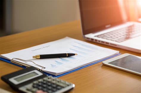 다이어그램 차트 및 그래프를 사업 보고서에 돈 나침반 계산기와 금융 자문의 책상에 펜입니다 회계 및 재무 계획 개념입니다 0명에 대한 스톡 사진 및 기타 이미지 Istock