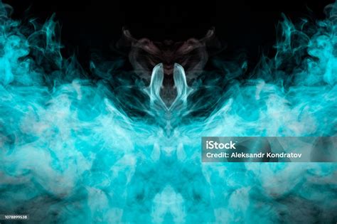 얼굴 및 귀신의 머리 또는 절연에 이상한 생물의 형태로 신비로운 모양의 녹색 연기의 멀티 컬러 패턴입니다 파도 증기의 추상 패턴