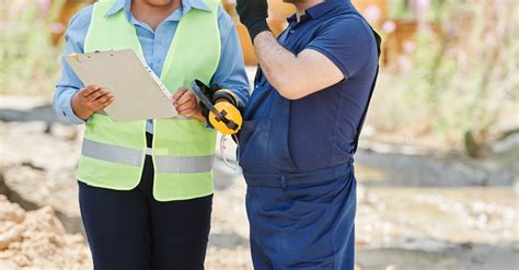 같이 일하다 건물 건설 건설 관리 건설 노동자 건설 팀워크 건설 현장 건축 건축 산업 계약자 계획하는 공사 현장 구조 기사 남자 노란 헬멧