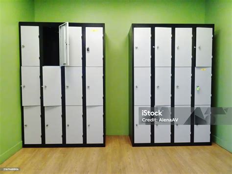 개인 소지품을 보관할 수 있는 보관 셀 열쇠 타입의 금고 보관함 객실 체육관 인테리어 공공 장소에 있는 번호가 매겨진 보관함입니다 0명에 대한 스톡 사진 및 기타 이미지