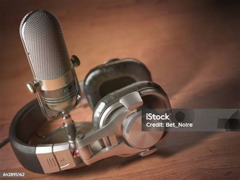 마이크와 헤드폰 레트로 빈티지 스타일 배경입니다 라디오 방송에 대한 스톡 벡터 아트 및 기타 이미지 방송 공연 노래 Istock