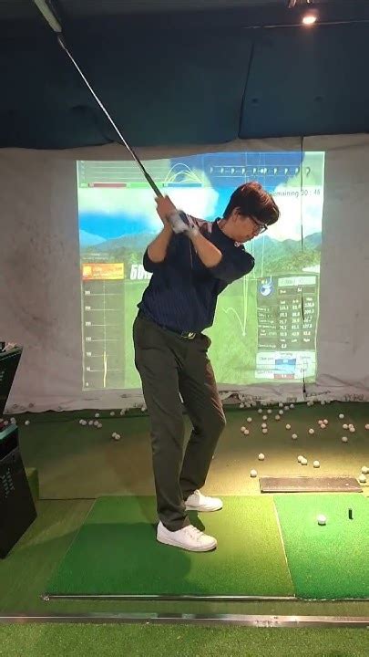 스윙을 다시 기억해야 할 때 잊지 말아야 하는 것은 클럽헤드를 끌고와서 공을 맞추는 것이 아니라 진자운동으로 흔들거리는 클럽의