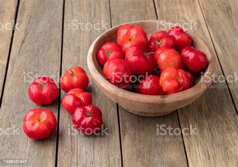 아세로라스 또는 바베이도스 체리 나무 테이블 위에 가방에 0명에 대한 스톡 사진 및 기타 이미지 0명 건강한 식생활 과일 Istock