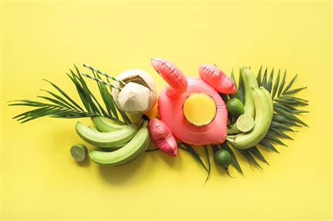 과일 바나나 라임 잎 손바닥 풍선 핑크 플라밍고오렌지 주스 펀치 파스텔 노란색 배경에 신선한 코코넛의 열대 배너 0명에 대한 스톡 사진 및 기타 이미지 Istock