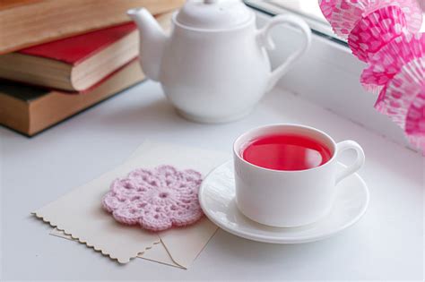 다채로운 종이 깃발 천와 인테리어 정보 로맨스 여성의 아침 식사와 흰색 배경에 앉아 핑크 향기로운 차와 접시 화이트 티 컵 0명에 대한 스톡 사진 및 기타 이미지 Istock