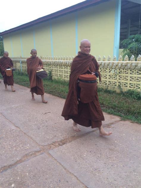 พระหลวงลุงบิณฑบาตรทุกวันที่บ้านนาเรียง แม้จะอากาศจะหนาวเย็นก็ตาม ศิษย์พระอาจารย์กัณหา สญฺญ