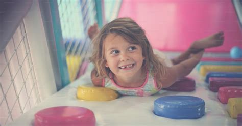 놀이터에서 놀고 있는 어린 소녀 놀이방에 누워 있는 백인 소녀 사진 Unsplash의 사진술 이미지