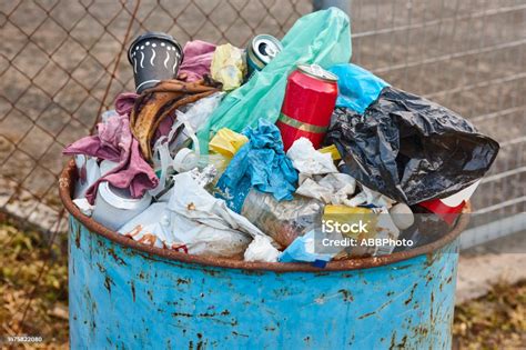 녹슨 쓰레기는 쓰레기로 가득 차 있습니다 휴지통 관리 환경보전 0명에 대한 스톡 사진 및 기타 이미지 0명 금속 깨끗한 Istock
