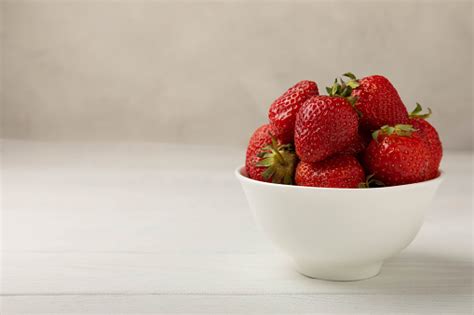 하얀 나무 테이블에 신선하고 잘 익은 육즙이 많은 딸기 딸기와 여름 배경 구성입니다 과일 개념입니다 비타민에코 열매 복사 공간 건강한 생활방식에 대한 스톡 사진 및 기타