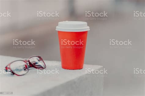 가 고 광학 안경에 빨간 커피의 수평 샷 향기로운 커피를 마실 수 있습니다 음주 개념입니다 뜨거운 음료 종이 컵 0명에 대한 스톡 사진 및 기타 이미지 Istock