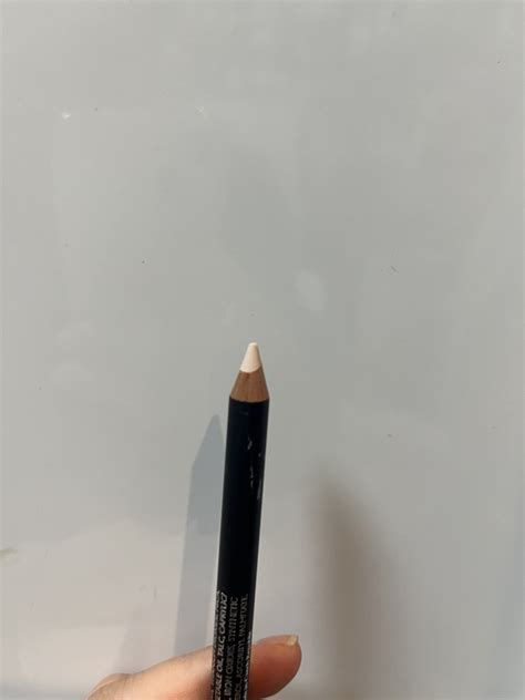 좋아하는 유튜버 언니가 항상 메이크업 할 때마다 추천해줬던 꾸셀 펜슬 컨실러예요 심지어