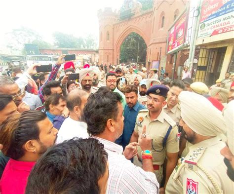 Sudhir Suri Murder अमृतसर में बाजार बंद करवाते शिव सैनिक पुलिस से भिड़े होशियारपुर में नहीं