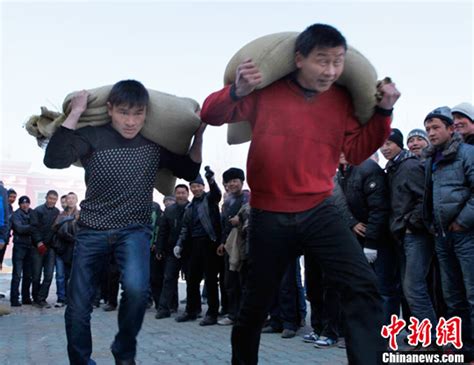 扛麻袋图片 王一博背麻袋图片 老式麻袋图片 文秘苑图库