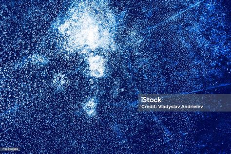 얼어붙은 거품과 어두운 파란색 배경에 균열이있는 얼음 질감 아름다운 추상 장식 배경 랩 선물 직물 직물 가구용 세련된 추상디자인 겨울 무늬 0명에 대한 스톡 사진 및 기타