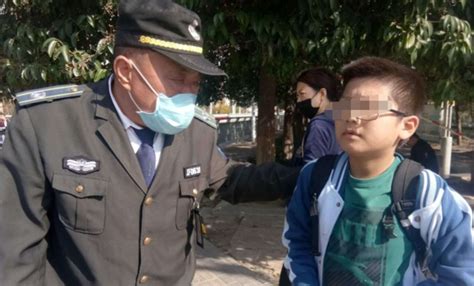 小学生忘戴红领巾不敢进学校 幸遇热心人“解围”