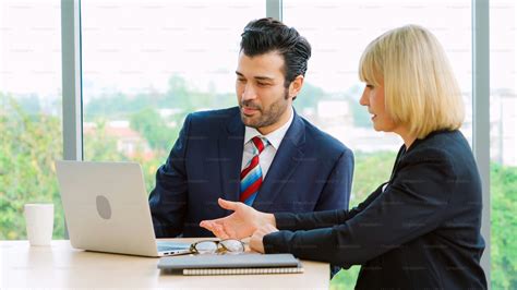 두 명의 사업가가 사무실 회의실에서 프로젝트 전략에 대해 이야기합니다 사업가는 재무 데이터 보고서에 대한 대화와 조언을 하면서 현대 직장에서 동료와 프로젝트 계획에 대해