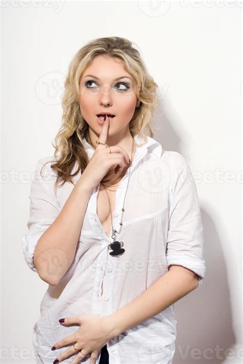 Jolie Jeune Femme Blonde Photo De Stock Chez Vecteezy