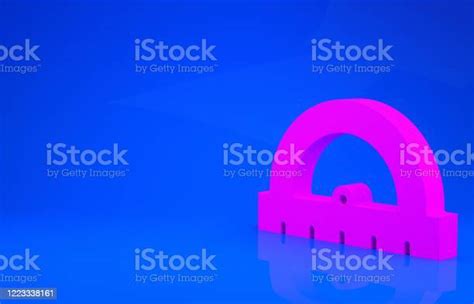 파란색 배경에 격리 된 도 아이콘을 측정하기위한 분홍색 각도기 그리드 기울기 각도 미터 측정 도구 기하학적 기호입니다 미니멀리즘