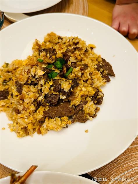 今晚做了蒜蓉蒸小青龙，爆炒油蛤，牛肉炒饭，日式味增叉烧拉面，大沙拉，凑活了 雪球