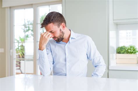 잘 생긴 사업가 피곤 코와 눈을 문질러 피로와 두통을 느끼고 스트레스와 좌절 개념 건강한 생활방식에 대한 스톡 사진 및 기타 이미지 건강한 생활방식 검안 기진맥진