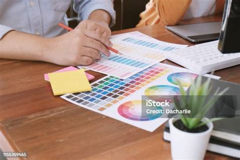 디지털 태블릿에서 작업 하는 그래픽 디자이너 예술가 그래픽 태블릿 및 색상 견본 샘플에 그리기 디자인에 대한 스톡 사진 및 기타 이미지 Istock