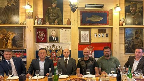 Срби обележили рођендан председника Русије Славићемо док Путин не дође на прославу ФОТО ВИДЕО