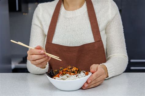 소녀는 손에 쌀국수와 닭고기 접시를 들고 있습니다 어두운 집 부엌 배경 가정 주방에 대한 스톡 사진 및 기타 이미지 가정 주방 가정의 방 가지 식물 부위 Istock