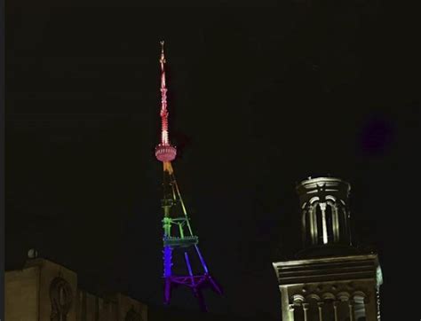 მერიამ განცხადება გამოაქვეყნა იმის უარსაყოფად რომ ანძა ცისარტყელას ფერებშია